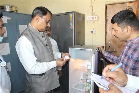 जिलाधिकारी ने किया प्राथमिक स्वास्थ्य केंद्र का निरीक्षण