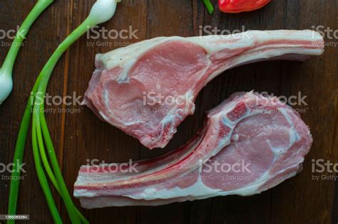 돼지 고기 갈비 정육점 상점에서 나무 정육점 블록에서 찍은 생 고기 고기의 고전적인 미국 정육점 컷 스테이크 쇠고기 갈비 필레 미뇽 돼지 갈비 돼지 허리 리브 아이 양고기