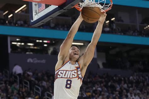 Devin Booker scores 31 points as Suns run away from Warriors for 130-105 win - Yahoo Sport