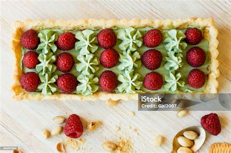 피스타치오는 타트 흰색 벨기에 초콜릿 배리 라즈베리 Confit 바삭한 쿠키 베이스의 레이어와 크림과 달콤한 산딸기 페이딩에 하는 피스타치오 타트 미니어처 형식에서 고전적인