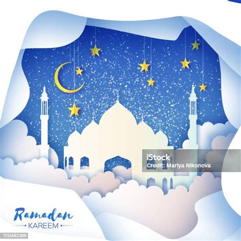 라마단 카림 아랍어 흰색 종이 접기 모스크입니다 종이 잘라 사막 동굴 풍경입니다 구름 골드 스타 밤하늘 무슬림의 거룩한 달 이슬람의 상징 초승달 벡터 0명에 대한 스톡 벡터