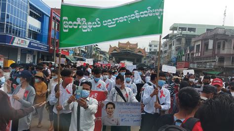 Dvb မြဝတီမြို့တွင် ရှေ့နေများနှင့် ပညာရေးဝန်ထမ်းများ ပြည်သူနှင့်အတူပူးပေါင်း ဆန္ဒပြ