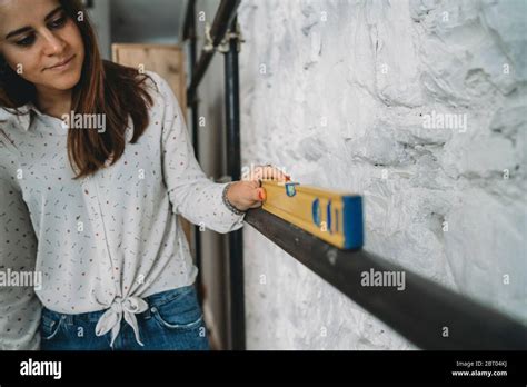Working Using Scaffolding Hi Res Stock Photography And Images Alamy