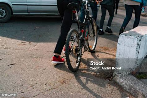 아스팔트 거리에서 자전거를 밀고 있는 남자의 뒤쪽 도시 도시의 야외 통근 수송 길 유모차 보도 거리에 대한 스톡 사진 및 기타 이미지 Istock