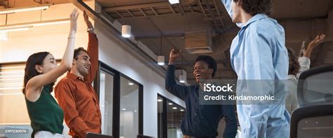 다민족 사업가 팀 그룹이 모여 기업 사무실 회의에서 함께 손을 들고 프로젝트 성공을 축하합니다 행복한 사람들 직장 다양성 팀 빌딩 Z세대 직장 라이프스타일 5명에 대한 스톡