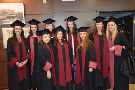 УНСС Абсолвентите от Аграрен бизнес и Екоикономика също взеха дипломите си