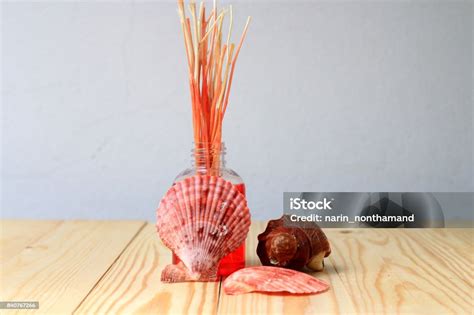 향기 장미 소나무 나무 벽 배경 테이블에 향수 스프레이 병에서에서 만든 아로마 스틱 와 병의 기관총 설정 합니다 가지 식물 부위에 대한 스톡 사진 및 기타 이미지 Istock