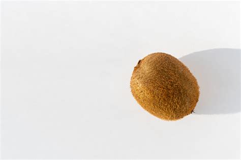 흰색 배경에 껍질을 벗기지 않은 키위 과일을 익히고 공간을 복사하십시오 키위는 비타민의 원천 인 자연식이 제품입니다 0명에 대한 스톡 사진 및 기타 이미지 Istock