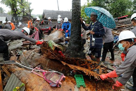 Indonesian Rescuers Struggle Against Heavy Rain To Reach Tsunami Hit Villages