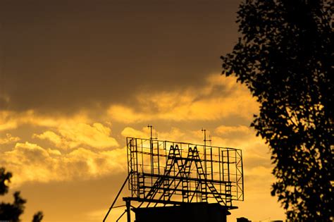 불가리아 소피아 시 일몰 빛나 구름의 흐린 하늘에 대 한 건물에는 광고의 Ababndoned 금속 골격 3차원 형태에 대한 스톡