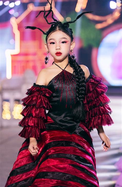 celine nguyễn cùng hoa hậu hương giang chào kết show ở tam chúc