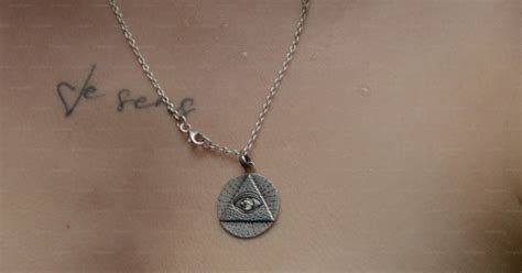 가슴에 문신을 한 여자 사진 Unsplash의 보석류 이미지