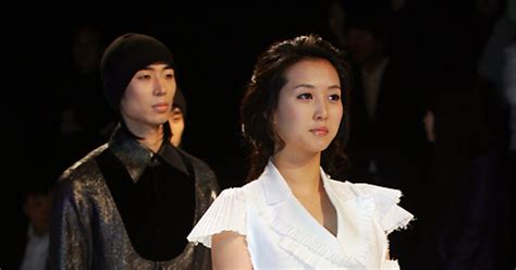 [포토엔]화이트 여전사로 패션쇼 무대 선 조향기