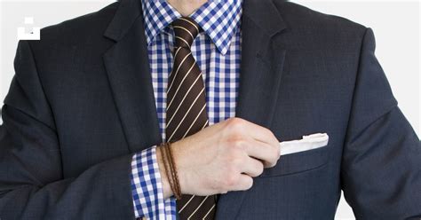 금색 시계를 입은 검은 양복 재킷을 입은 남자 사진 Unsplash의 무료 시카고 이미지