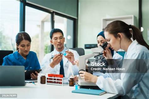 의사 간호사 전문의 등 다양한 의료 전문가 그룹이 협업 회의에 참여하여 의료 사례에 대해 논의하고 병원의 전문 지식을 공유합니다 간호사에 대한 스톡 사진 및 기타 이미지