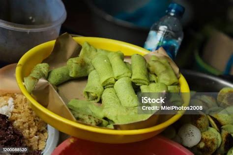 다다르 강판에 간 코코넛과 야자 설탕 스터핑을 곁들인 전통 코코넛 팬케이크 롤 0명에 대한 스톡 사진 및 기타 이미지 0명 강판에 갈기 길거리 음식 Istock