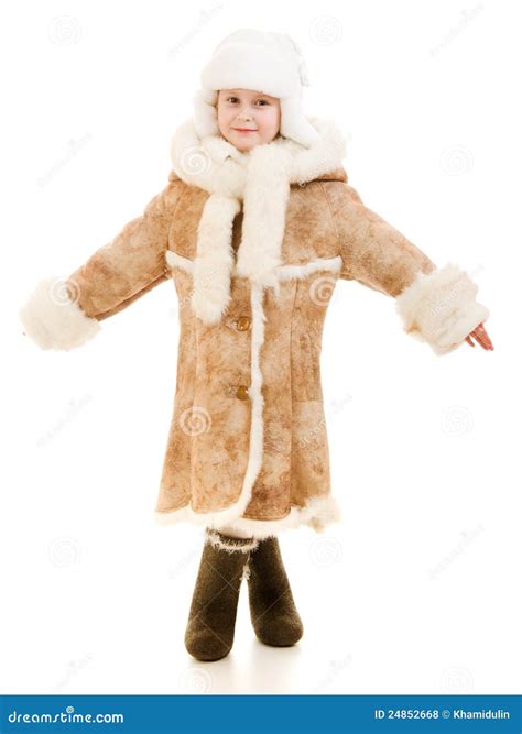 Ragazza In Un Cappotto Ed In Un Cappello Di Pelle Di Pecora Fotografia