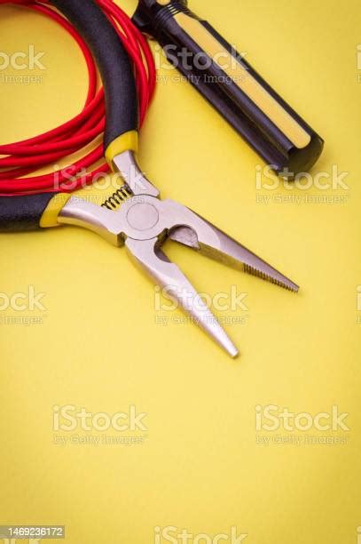 전원이 공급된 시스템 또는 통신을 수리하기 위한 노란색 배경에 전기 기사의 도구 및 와이어 0명에 대한 스톡 사진 및 기타