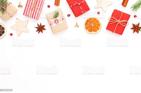 크리스마스 프레임 새해 플랫 평신기 공예 빨간 선물 전나무 나무 가지 마른 슬라이스 오렌지 아니스 나무 별 Baubles 카피 스페이스와 흰색 백그롬에 계피 스틱 0명에