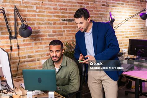 노트북과 스마트폰을 사용하여 프로젝트를 진행하는 두 명의 사업가 20 29세에 대한 스톡 사진 및 기타 이미지 20 29세 2명 30 39세 Istock