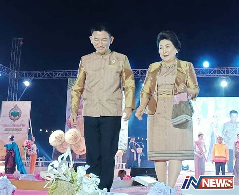 ผู้ว่าฯเดินแบบผ้าไทยสืบสานอนุรักษ์ศิลป์ผ้าถิ่นไทยดำรงไว้ในเพชรบูรณ์