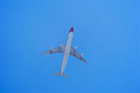 화창한 봄날 스위스 취리히 클로텐 공항에서 이륙하는 상승 여객기 Edelweiss Air Airbus A340313 등록 Hbjme의 하단 모습 0명에 대한 스톡 사진 및
