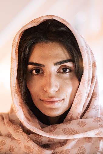 히잡처럼 분홍색 머리 스카프를 입은 아름다운 무슬림 여성의 여성 초상화 좋은 동양 사람들의 라이프 스타일 사진 소녀는 어두운