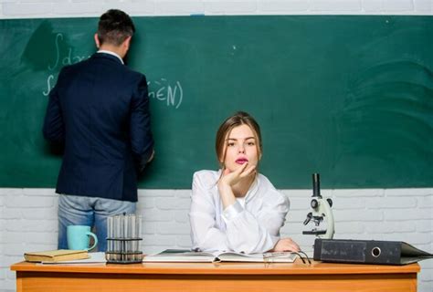 Estudiar Para Los Ex Menes Mujer Sensual Ense A A Un Hombre Barbudo A Examinarse Estudiante