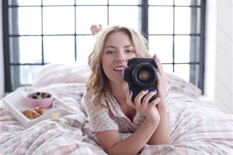 Девушка в кровати Бесплатно Фото