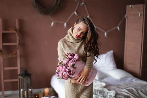 파자마 선물 상자를 들고와 카메라 발렌타인 개념 보고 웃는 여자 가정 생활에 대한 스톡 사진 및 기타 이미지 가정 생활 가정의 방 개념 Istock