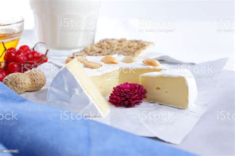 흰색 배경 카망베르 우유 꿀 흰색 배경 파란색 냅킨 팝 아트 붉은 열매 멕시코 요리 인도 요리 프랑스 아침 식사 아트 크리스마스 치즈의 유리에 치즈 0명에 대한 스톡 사진