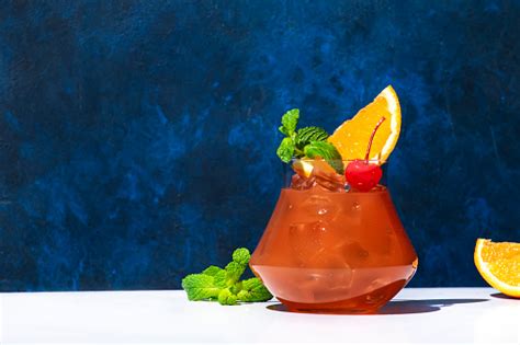 다크 럼 파인애플 주스 코코넛 스롭 오렌지 민트 칵테일 체리 및 얼음을 곁들인 진통제 알코올 칵테일 음료 청백색 배경 단단한 빛 그림자 패턴 0명에 대한 스톡 사진 및 기타