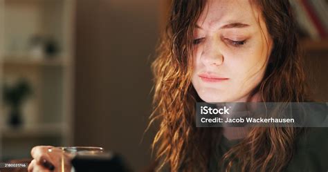 집 술 슬픈 여자 핸드폰 우울증 스트레스가 있는 정신 건강이 있는 라운지에서 스마트 폰 와인을 가진 사람 아파트 또는 소녀 또는 불안 상실 또는 메시지로 좌절하는 슬픔 20