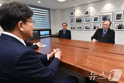 이명박 전 대통령 예방한 권성동 국민의힘 원내대표 뉴스1