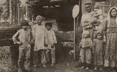 Крестьяне переселенцы у временного жилья Минусинский уезд Начало ХХ в Исторические