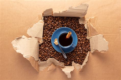 찢어진 종이에 커피와 콩 한 잔 골판지 배경에 에스프레소커피 0명에 대한 스톡 사진 및 기타 이미지 0명 가득 찬 갈색
