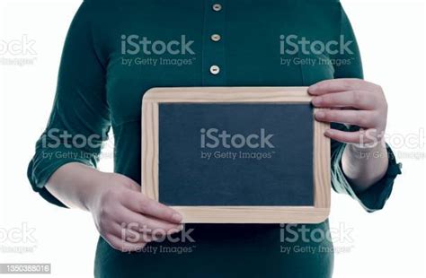 흰색 배경에 고립 된 엠티 칠판을 들고 있는 인식할 수 없는 여성 개념에 대한 스톡 사진 및 기타 이미지 개념 독일 동기 부여 Istock