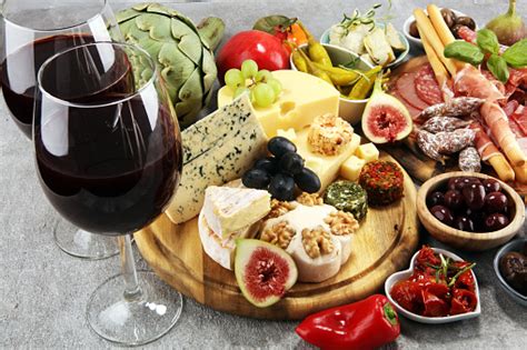 이탈리안 안티 파스 티 와인 간식 세트 치즈 다양 한 지중해 올리브 크루도 프로 슈 토 디 파 르 마 살라미와 그런 지 배경 안경에 와인 고기에 대한 스톡 사진 및 기타