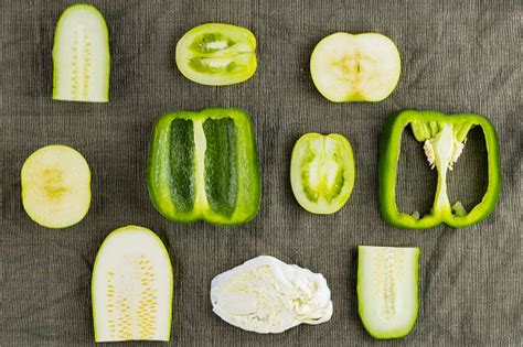 천연 직물에 녹색 야채와 과일의 컬렉션 신선한 녹색 야채 세트 피망 토마토 오이 양배추 호박 사과 비건 위쪽 보기 개체 그룹에 대한 스톡 사진 및 기타 이미지 Istock