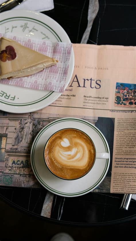 카페 테이블 위의 고급 커피와 케이크 · 무료 스톡 사진