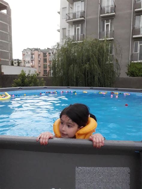 დიდ დიღომში მოქალაქემ მეზობლის ბავშვებს კორპუსის ეზოში საცურაო აუზი დაუდგა ეტალონი