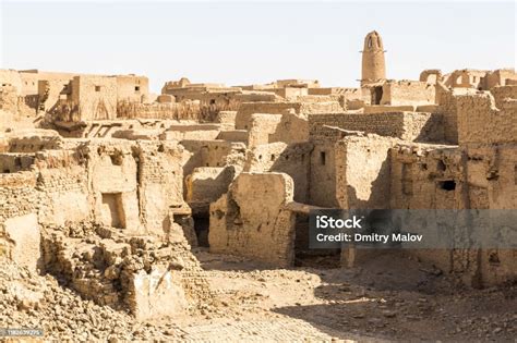 진흙 벽돌로 지어진 고대 아랍 중동 구시 가지의 유적 미나레가있는 오래된 모스크 알 카스르 다클라 오아시스 서부 사막 뉴 밸리 이집트 0명에 대한 스톡 사진 및 기타 이미지