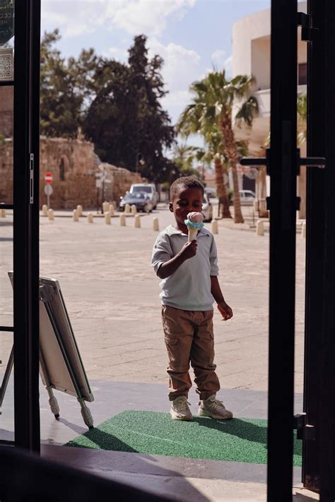 가로수가 늘어선 거리 건축 기쁨 나무 도시 경관 도시의 레저 맑은 날 맑은 하늘 먹는 모험 문호 개방 문화적 배경 바지 사탕 소년 순수 신발