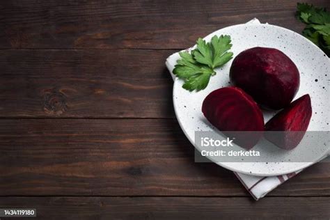 삶은 사탕무전체를 삶고 나무 배경에 파슬리 잎이 있는 도마위에 잘라냅니다 공간을 복사합니다 건강한 생활방식에 대한 스톡 사진 및 기타 이미지 Istock