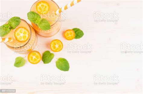 유리에서 갓 혼합된 오렌지 감귤 류 금 귤 과일 스무디 민트 잎 귀여운 익은 베리 평면도와 항아리 화이트 나무 보드 배경 공간을 복사 합니다 0명에 대한 스톡 사진 및 기타