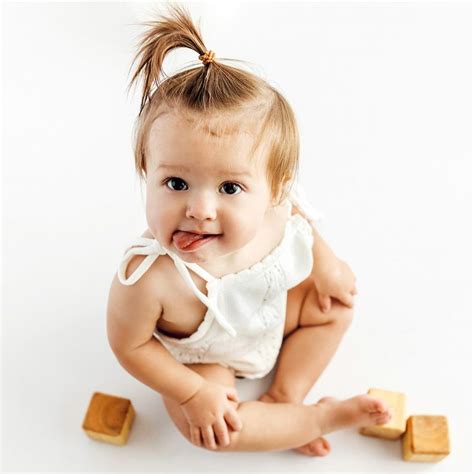 Забавная девочка показывает язык