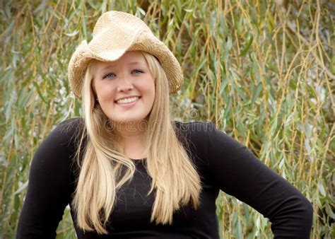 Nettes Blondes Im Cowboyhut Stockfoto Bild Von Freundlich Sprudelnd