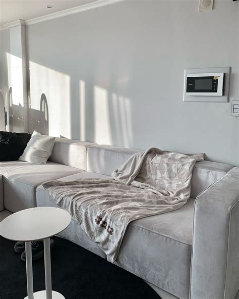 차차홈 L 집꾸미기 L 무채색인테리어 L 아기있는집 제품제공 날씨가 추워지다보니 집에 있는 시간이 많아졌어요 공간중에서도 거실 소파에 눌러붙어있는데 요즘은 좀