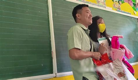 Generous Teacher Earns Praises For Giving Ts To Top Achievers