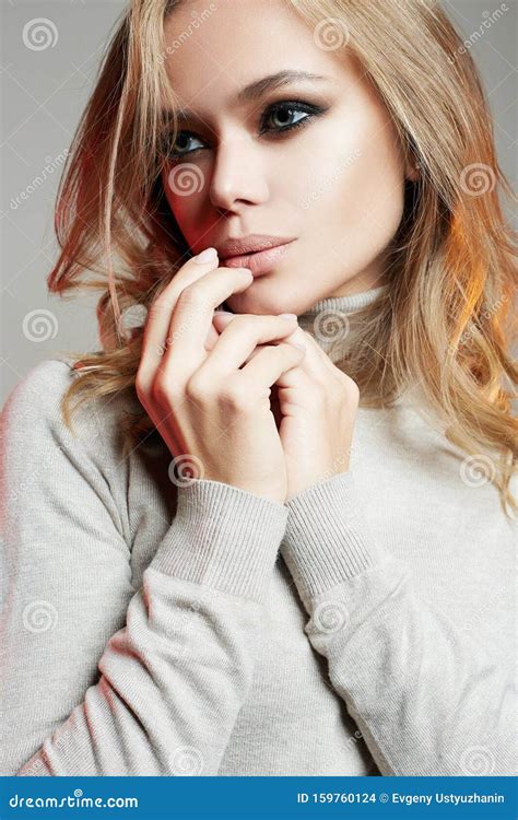 Bella Ragazza Sensuale Con Trucco E Capelli Biondi Ricci Fotografia Stock Immagine Di Umidit